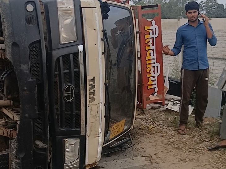Hapur Accident | DJ Gaadi Palat Near Aurangabad Village; No Casualties