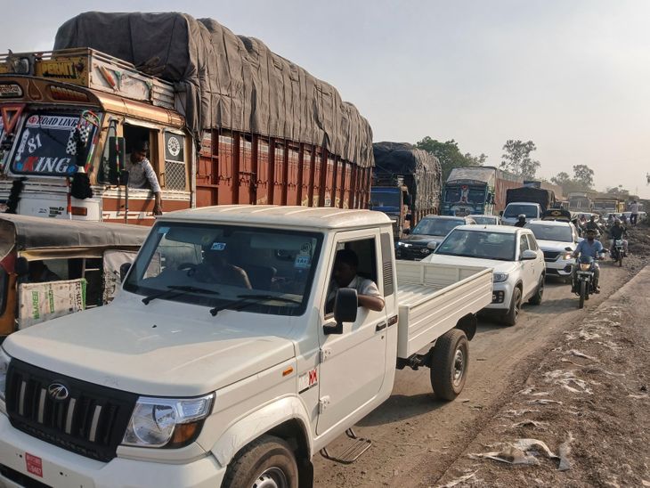 Dewas Traffic Jam | Cement Truck Breakdown Halts AB Road