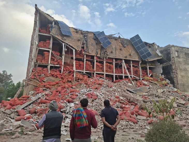 Hathras Cold Storage Wall Collapse | 10K Potato Packets Ruined