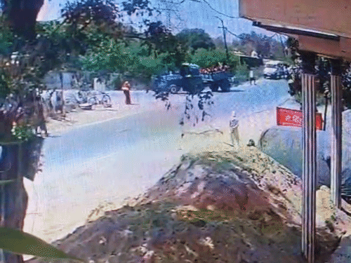 Manda Accident | Tractor-Bike Collision Kills VDO in UP