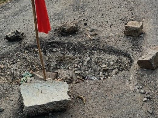 Korav-Manda Highway Pothole | Accident Risk High; Locals Demand Urgent ...