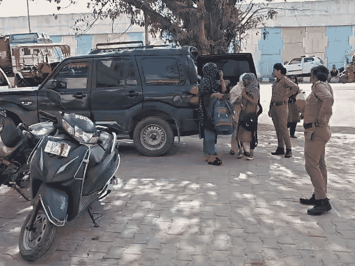 Choti Wala Dhaba Raid | 5 Girls, 4 Boys Arrested in Chhata