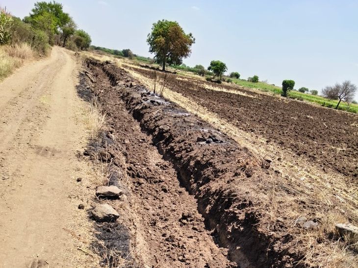 Khargone Farmers Crop Stuck | Road Blocked By Digging; Officials Assure