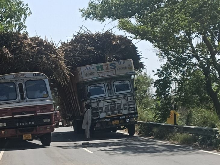 Rohta Gang Nahar Road Danger | Overload Ganna Trucks