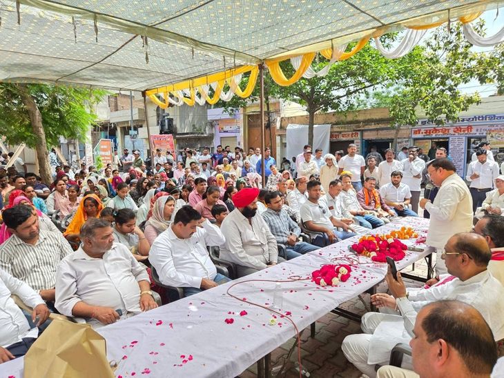 Hapur Vidhayak Vijaypal Aarti Distributes Cycles on Mahatma Jyotiba ...