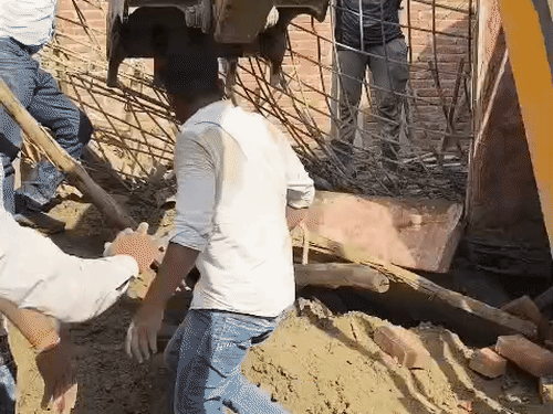 Prayagraj Building Roof Collapse: 1 Labourer Dead, 1 Injured