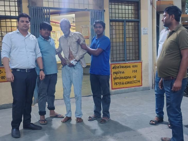 Khurja Elderly Found Jevar Adda Chowk | Hospitalized, Reunited Family