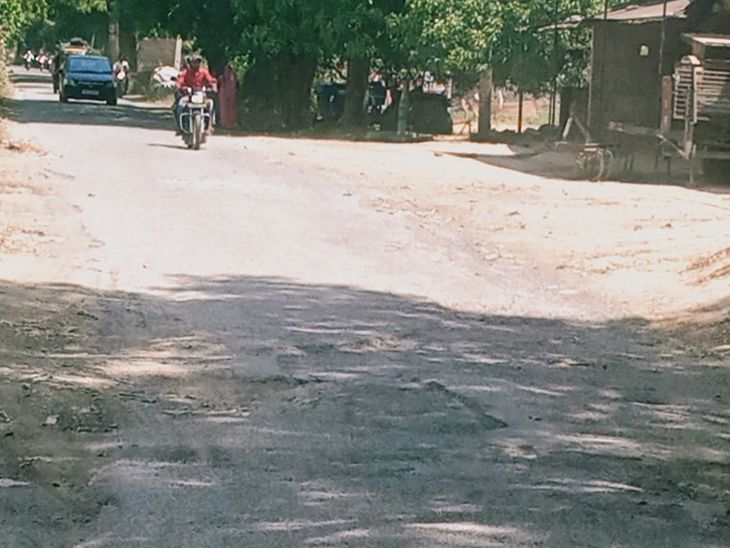 Bhadohi Gyanpur Road Potholes | Accident Risk on Mor Railway Station Route