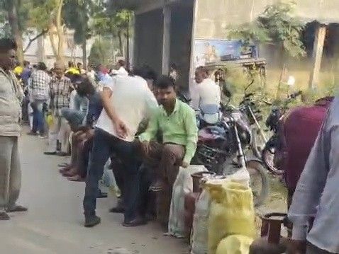 Tarun Gas Agency Cylinder Crowd | Consumers Queue Early Morning