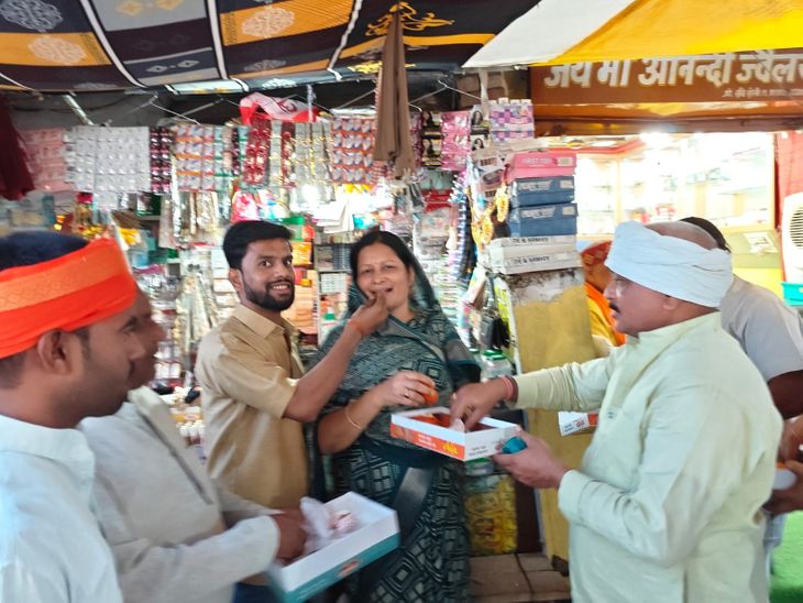 Konch BJP Celebrates Bengal Win at Manik Chowk with Mithai