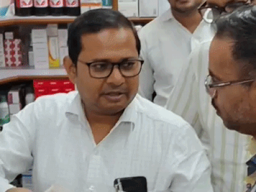 Varanasi Drug Inspectors Raid Pharmacies | Stock Check & Action