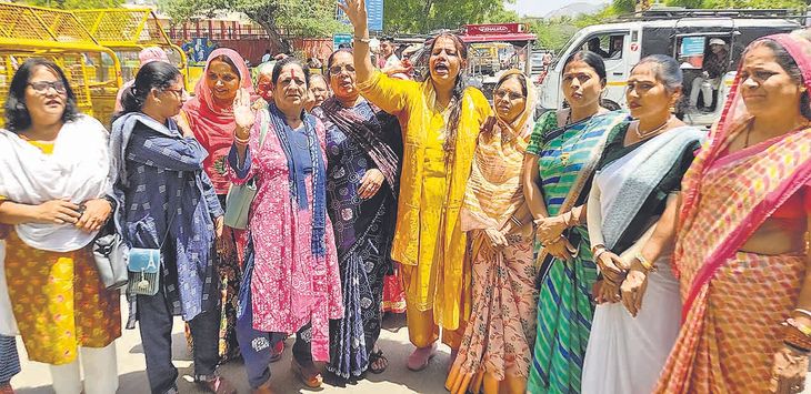 Mahila Congress protested at the Collectorate