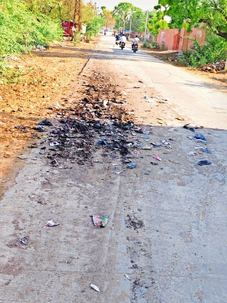 Churu: Garbage collection trolleys spill waste onto the road and are ...