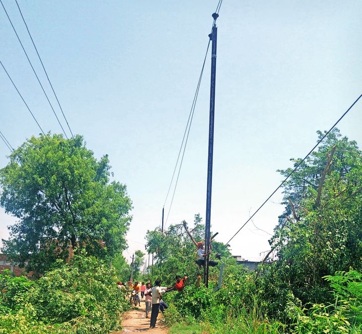 The wires of 10 poles of 33 thousand KVA of Hardi Teda rural feeder ...