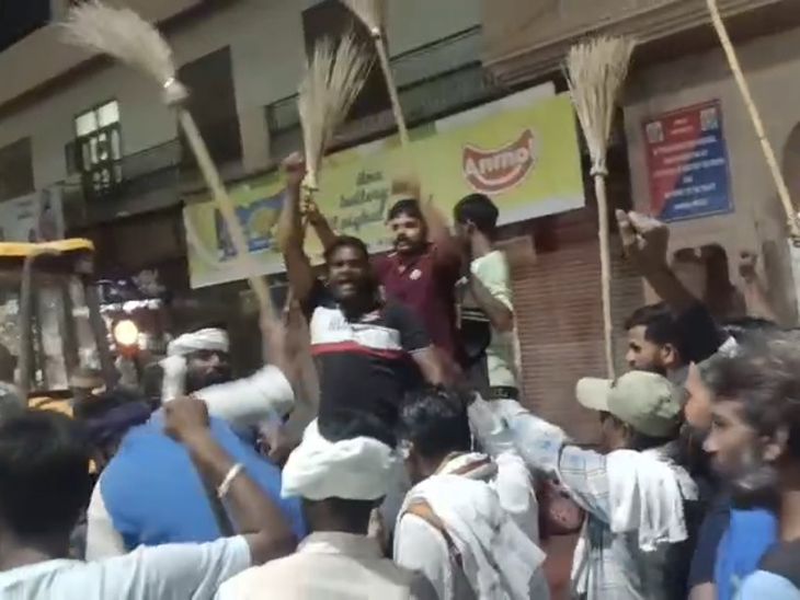 Sirsa Sanitation Workers Protest Against Garbage Collection, Surround ...