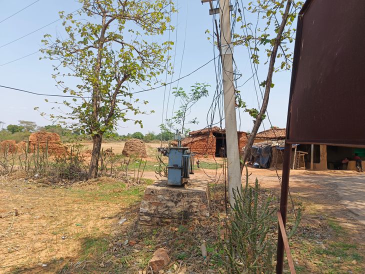UP Bihar Open Transformer Near Primary School Danger | Babni Village