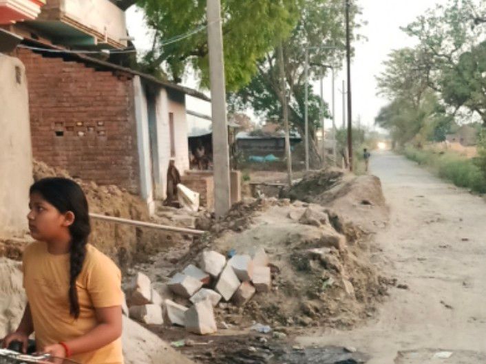Korav Road Blocked | Soil Heap Hampers Heavy Vehicles