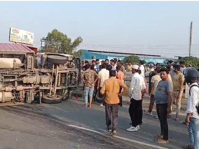 Hapud Container Overturns, Hits E-Rickshaw | No Casualties Reported
