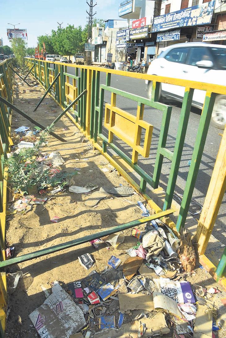The grills on the main roads are in bad condition, the plants are dry ...