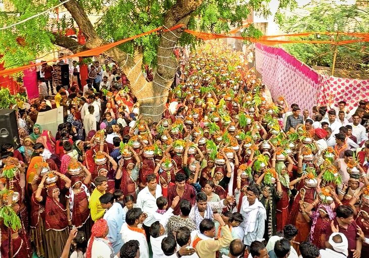 500 women carried Kalash