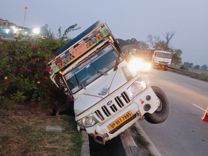 Bhadohi Pickup Accident | Driver Sleepy, Crashes Into Divider