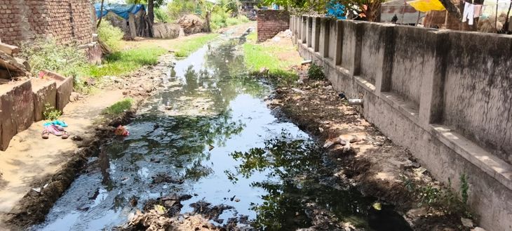 Waterlogging on 16 pillar road is causing problems for pedestrians.