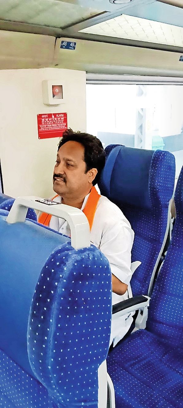 Leaving the convoy of vehicles, Lauriya MLA left for Patna by Vande ...