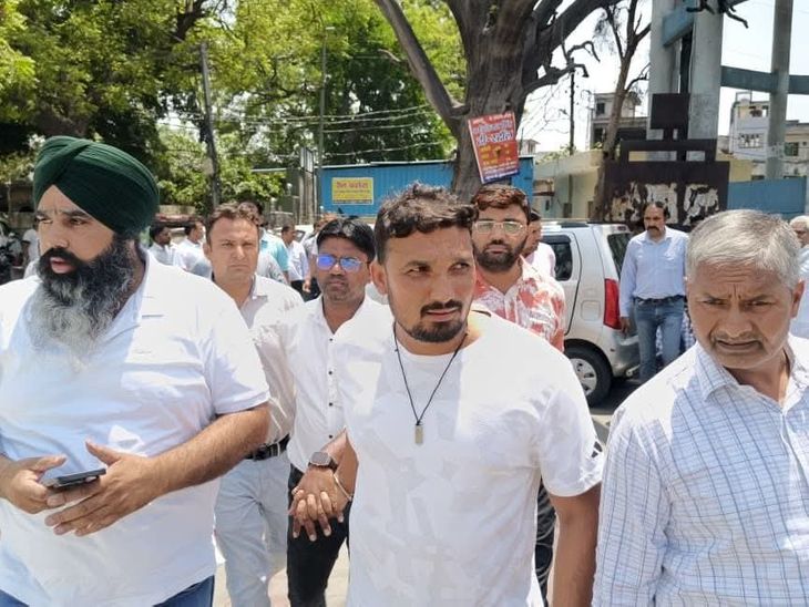 Hapur Lekhpal Arrested Taking Bribe During Sampurna Samadhan Diwas