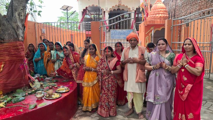 Vat Savitri: Married women prayed according to the rituals and made a wish.