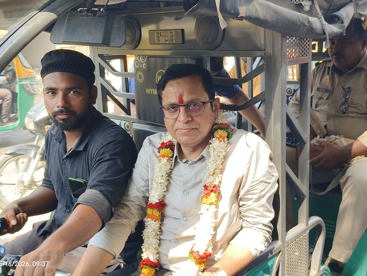 PM Modi Fuel Saving Message | Bhadohi MP Uses E-Rickshaw To Hospital