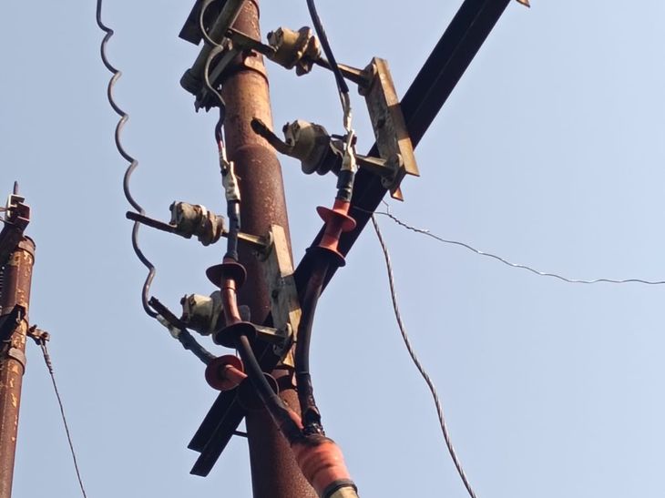 Shahjahanpur Power Outage | Tilhar Cable Box Fire Disrupts Supply