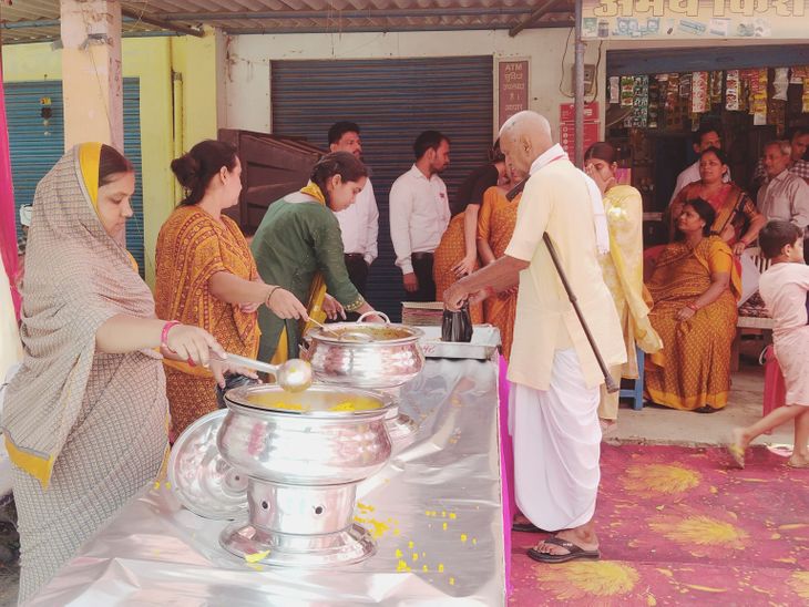 MMD Institutions Inaugurates Bhandara at Akhop Hanuman Mandir, Belthara ...