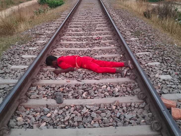 Sarara Train Accident | Shraddha Setu Express Kills Youth