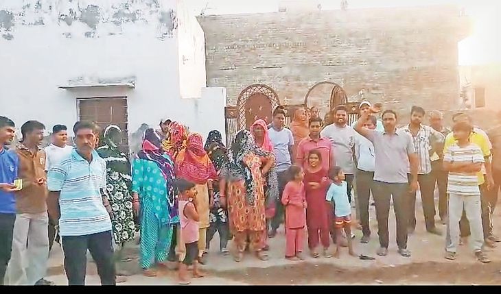 Waterlogging in Ward 35 of Churu, residents protest