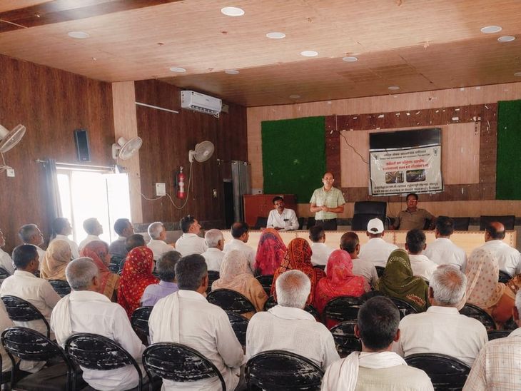 Unnao Farmers Learn Organic Farming: Green Manure & Neem Oil Tips