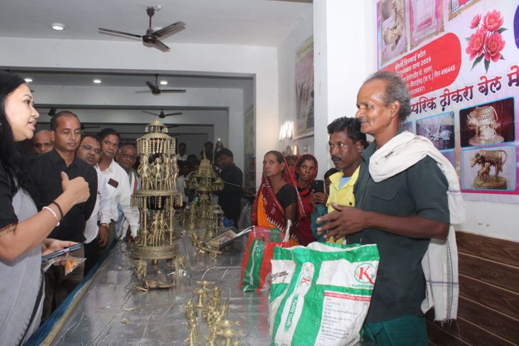 Collector purchased garlands at the handicraft fair and made digital ...