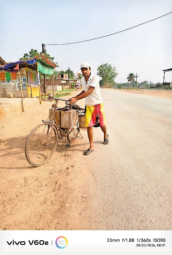 Tanki Showpiece: People carrying water on bicycles