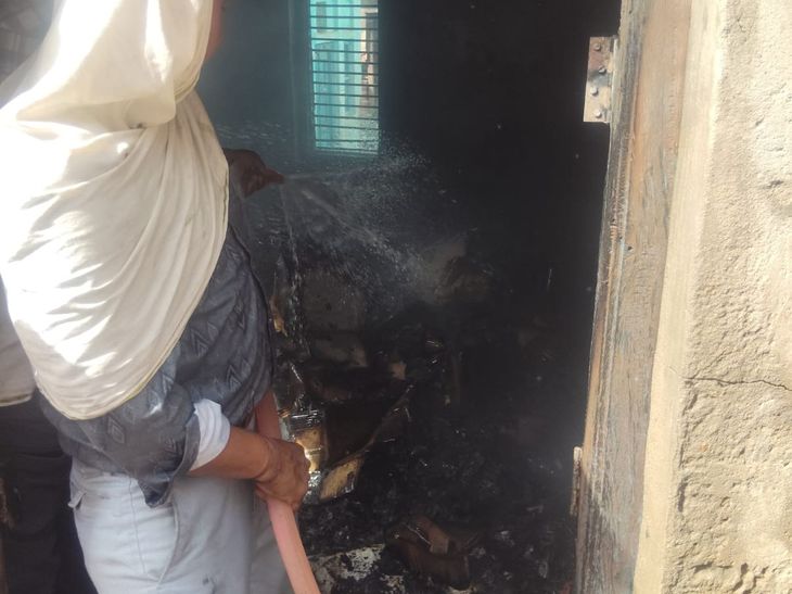 Bisawar Godown Fire | Empty Bardana, Cartons Burn; ₹60k Loss