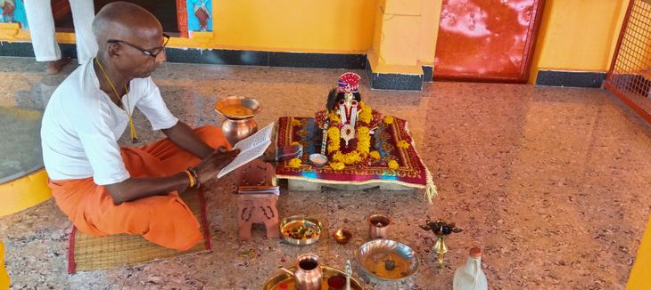Chanting and chanting at Someshwar Math