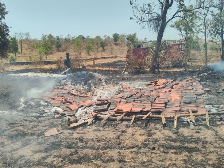 Gubrel Farmer Hut Fire | Agri Equipment, Straw Burned; Loss Rs 1 Lakh