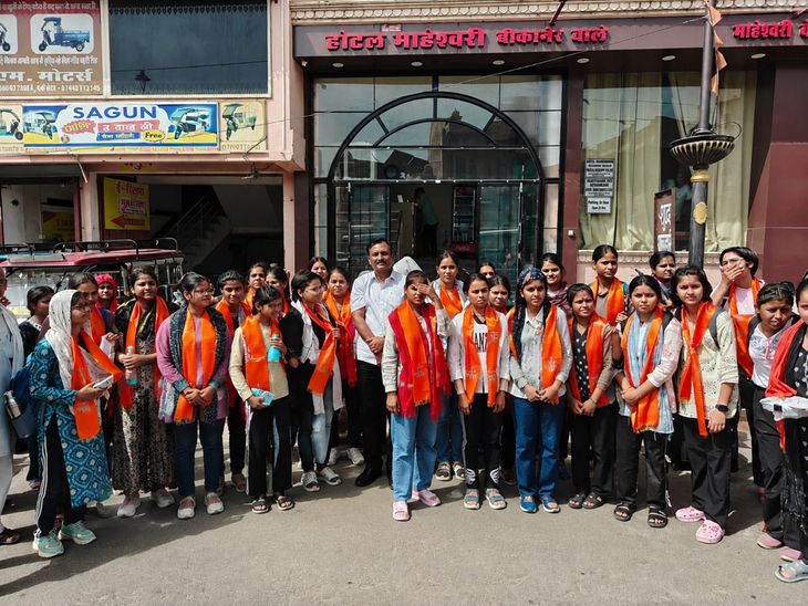 The girls of Durga Vahini returned after learning sword, stick and ...