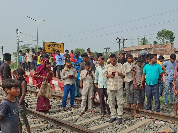 Supaul Station Accident: Amrit Bharat Express Hits Youth, Identity Unknown