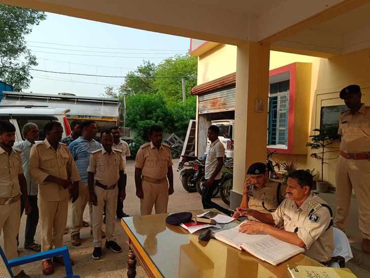 Banka SDPO to Chowkidars: Watch for Rumors, Alcohol Smuggling | Bakrid ...