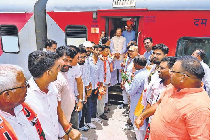 BJP State President Rathore welcomed at Churu station