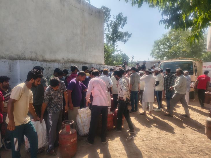 Sival Khas Gas Agency Crowd | LPG Cylinder Sale Controversy