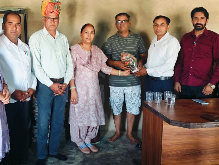 Barbar Govt School Furniture Donation | Mukesh Jangid Gifts Table Chairs