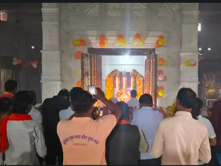 Bade Mangalwar | Itra Hanuman Mandir Darshan, Prasad & Bhakts