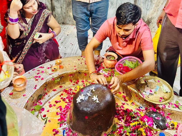 Baba Ghuisar Nath Dham: Massive Crowd for Shiv Jalabhishek ...