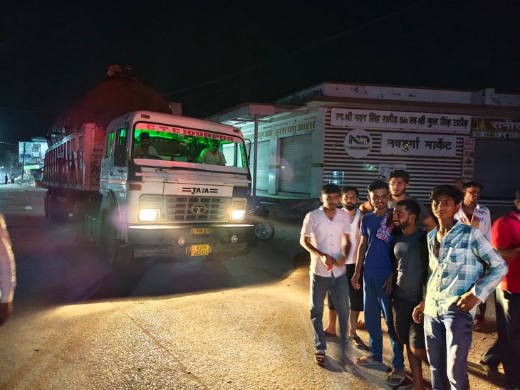 Aau Trailer Accident | Power Line Pole Fell, Villagers Protest