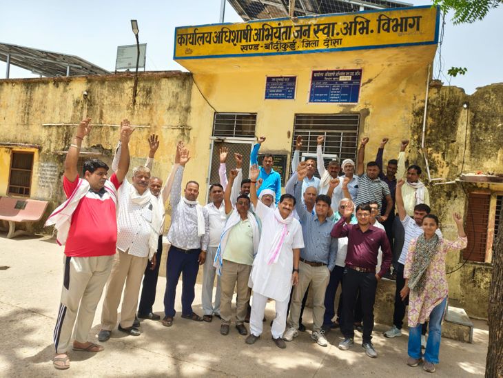 Employees boycotted work for one hour to press for their demands.